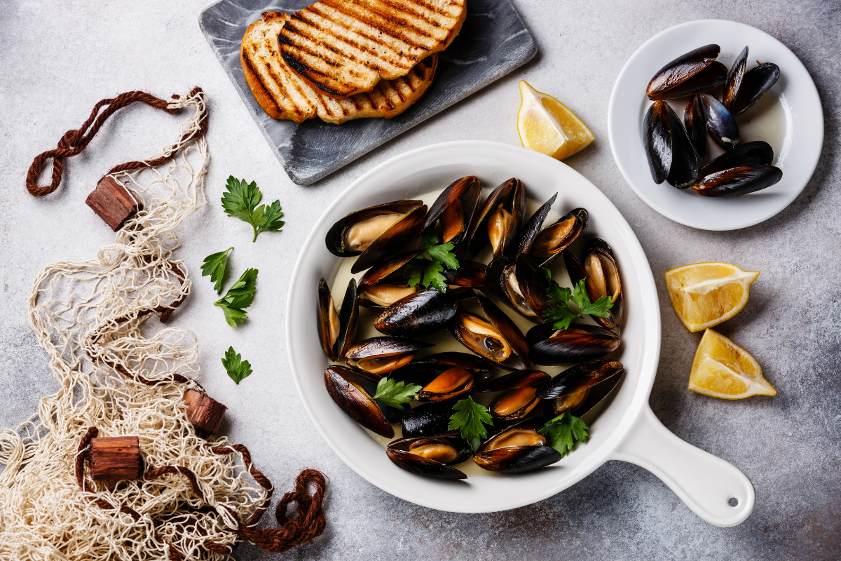How Do You Eat Mussels? (The Right Way) - The Rusty Spoon