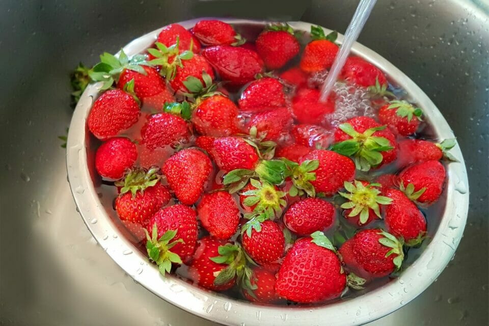 How To Wash Strawberries + Handy Tips - The Rusty Spoon