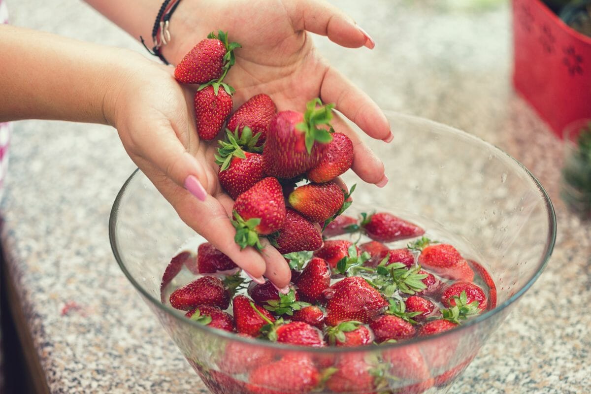 How To Wash Strawberries + Handy Tips - The Rusty Spoon